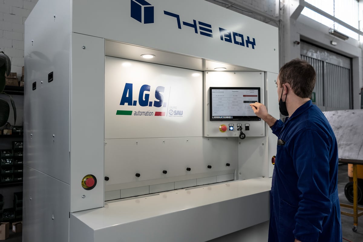 Automatic vertical storage for tool management THE BOX