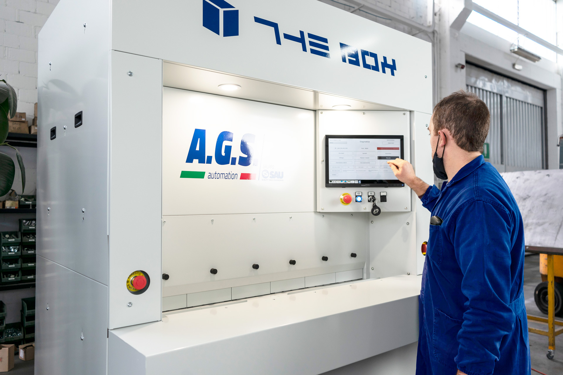 Automatic vertical warehouse integrated with management system | THE BOX